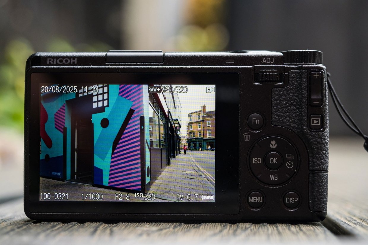 Đánh Giá Ricoh GR IV: Chiếc Máy Ảnh Đường Phố Tối Ưu Hóa Từ Trong Ra Ngoài